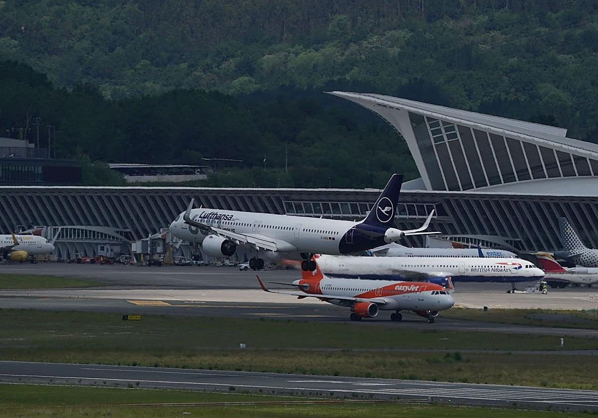 Nuevo récord en el aeropuerto de Bilbao: Loiu registra el mejor mes de su historia con casi 700. ...